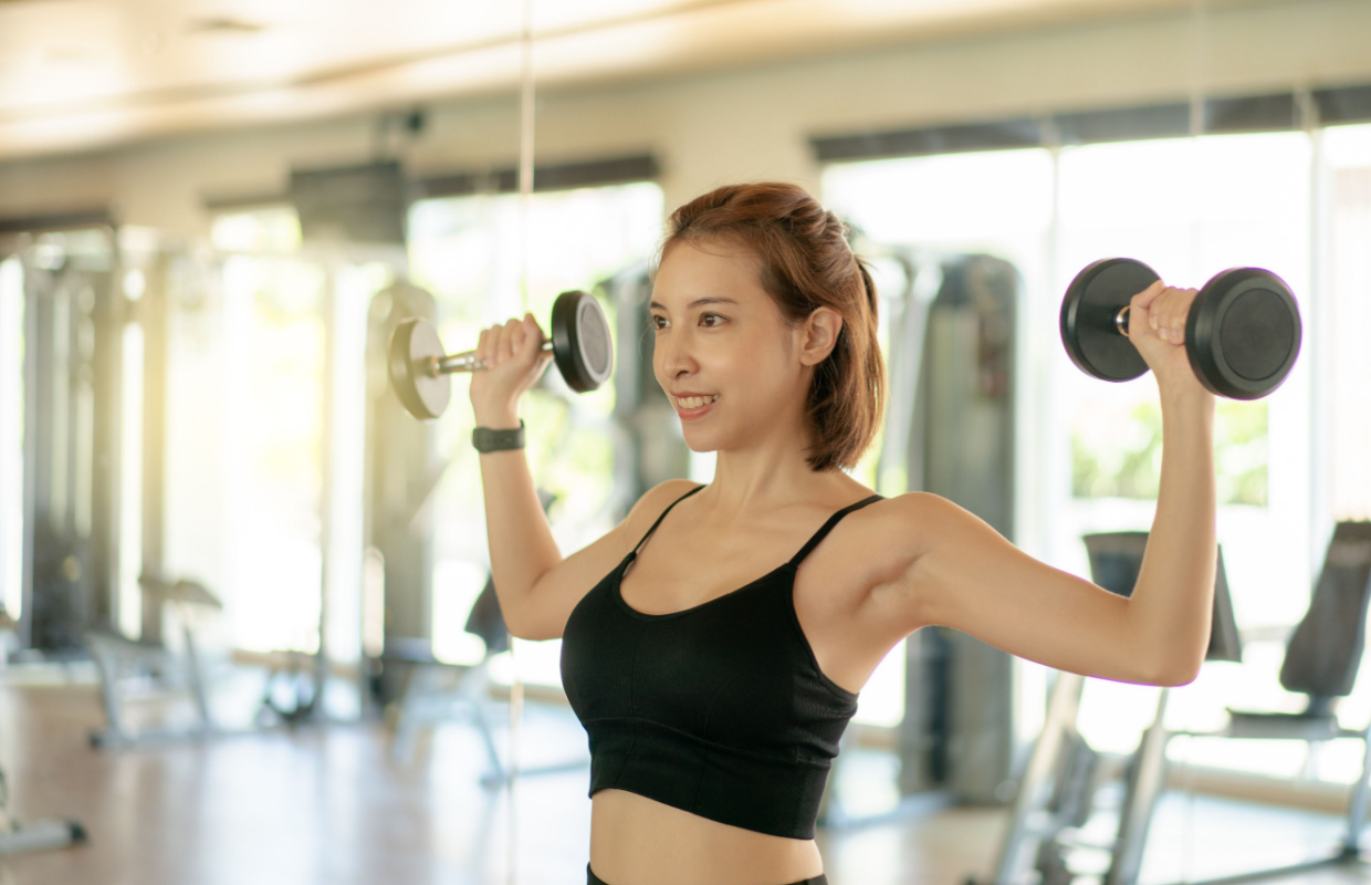 How to do a shoulder press with correct form - Women's Fitness